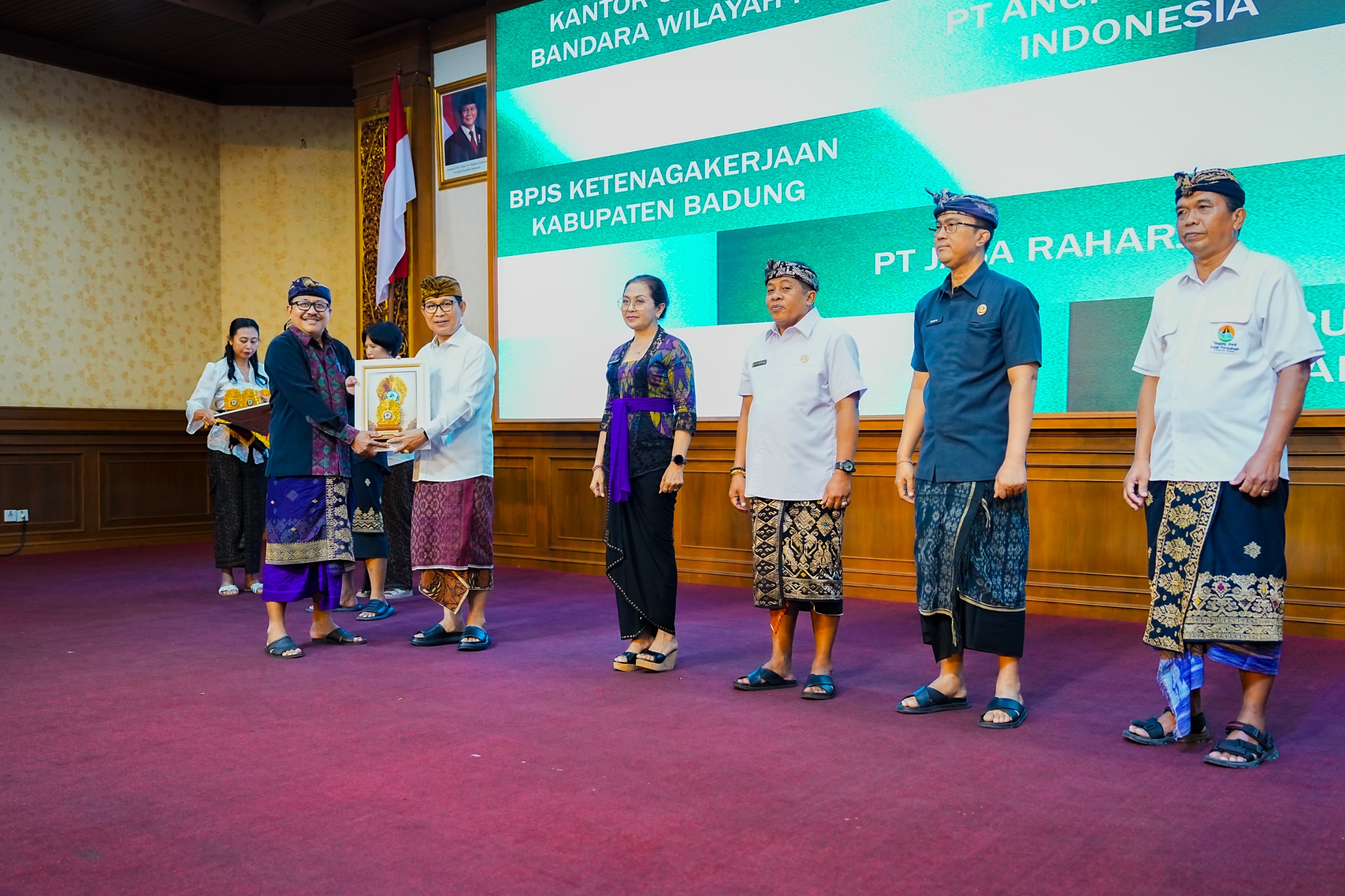 Pemkab Badung Serahkan Piagam Penghargaan TJSP – Kilas Bali