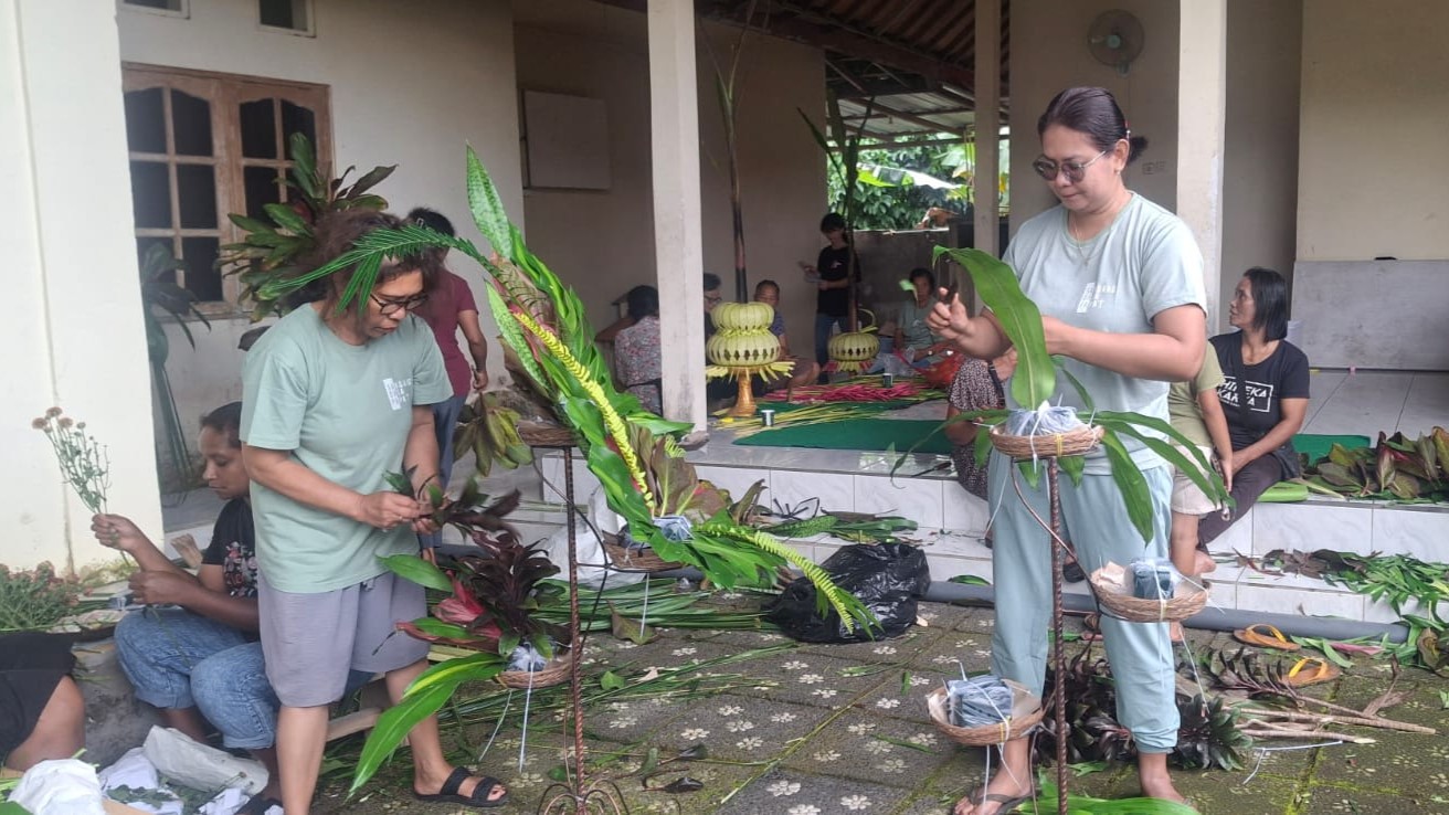 Penjor dan Tradisi Ngejot Warnai Suasana Jelang Natal di Piling – Kilas ...